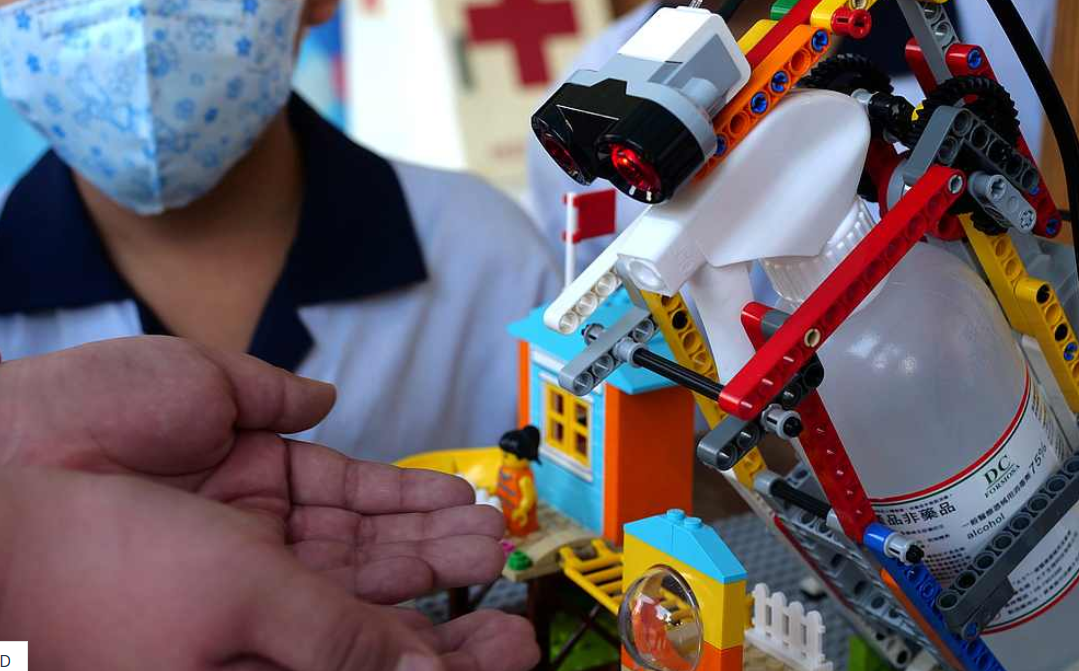 Usaha melawan Covid-19, murid sekolah mencipta robot dispenser 'hand ...