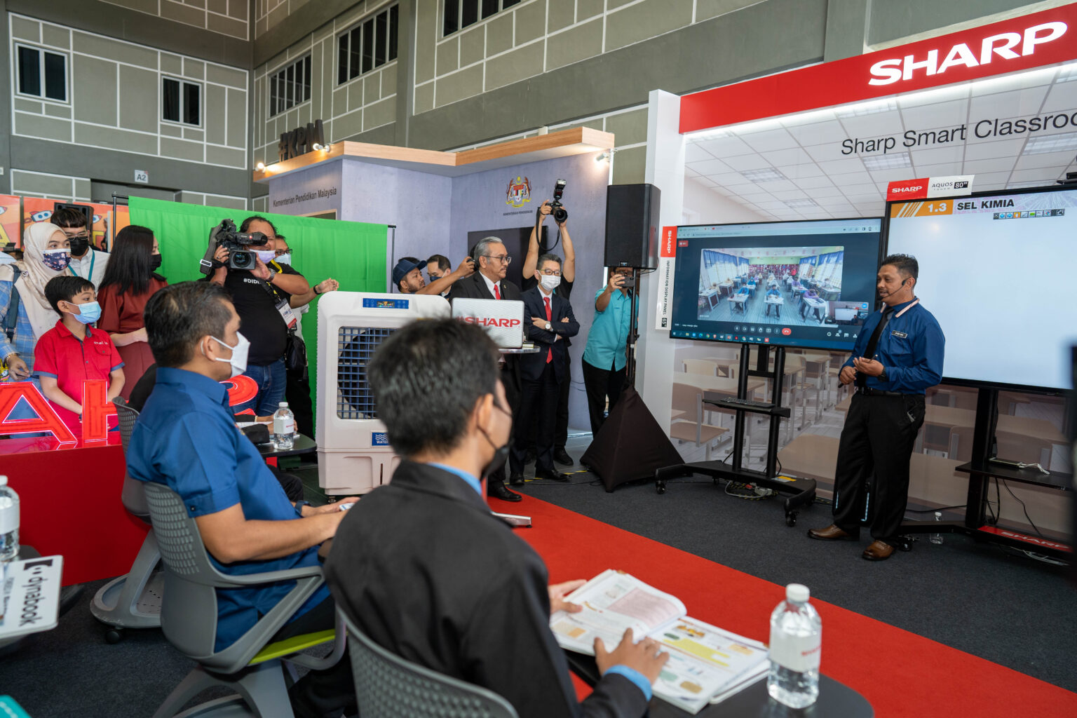 Sharp Electronics bantu guru Malaysia dengan program latihan bilik ...