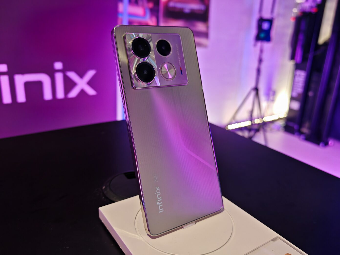 Infinix x BMW lancarkan siri Note 40 5G Racing Edition secara rasmi di ...